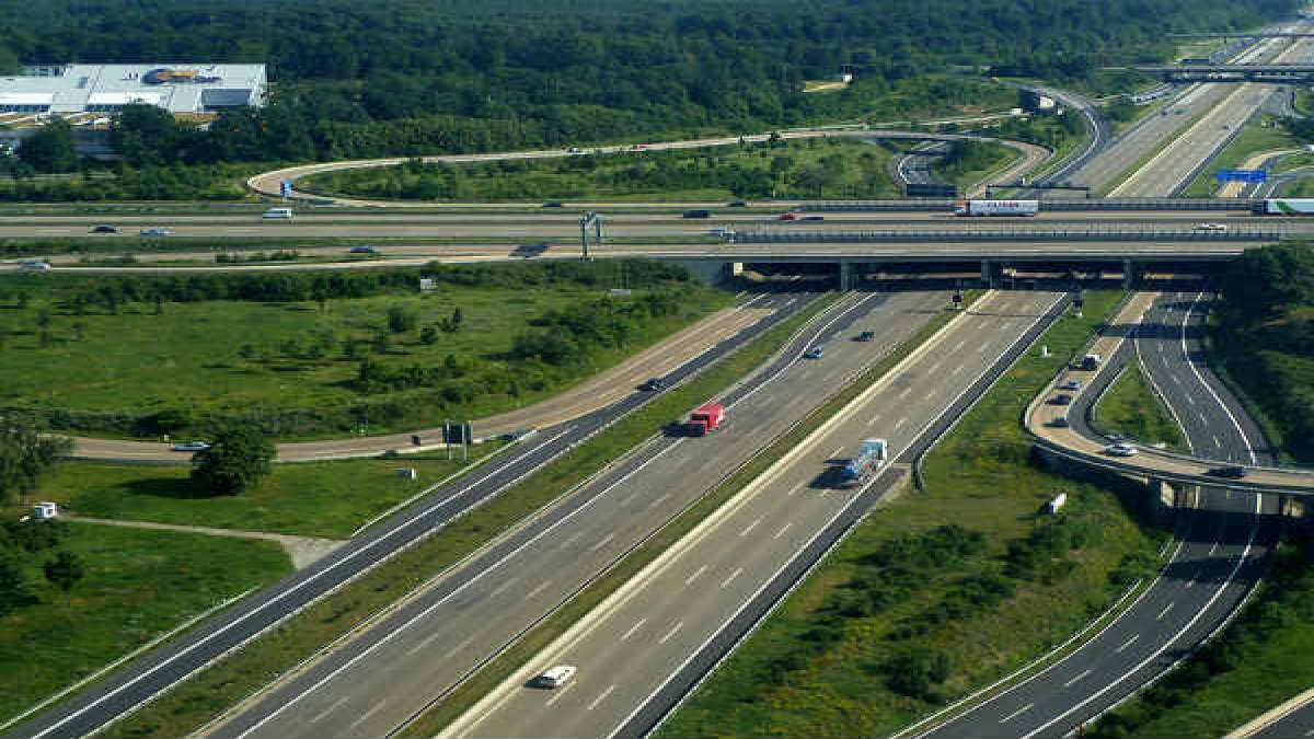 World's Fastest Public Road Autobahn details - Tamil DriveSpark