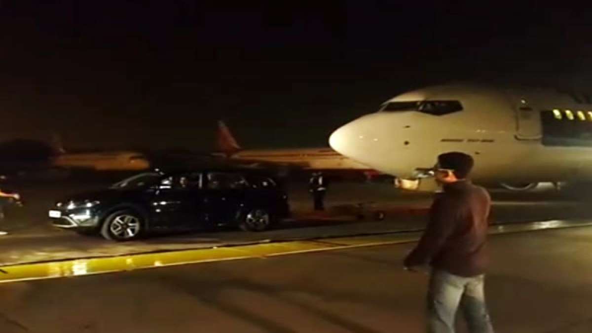 Tata Hexa Pulls a 33 Ton Boeing 737 Plane - Tamil DriveSpark