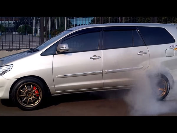 டிரிஃப்டிங்கில் கலக்கிய இன்னோவா கார் - வைரலான வீடியோ! | video toyota ...