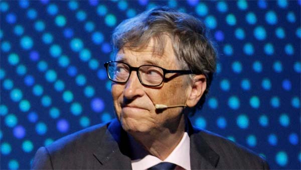 சொத்துக்களை தானமாக கொடுத்து விட்டு கடை முன்பு வரிசையில் நின்ற பில் ...