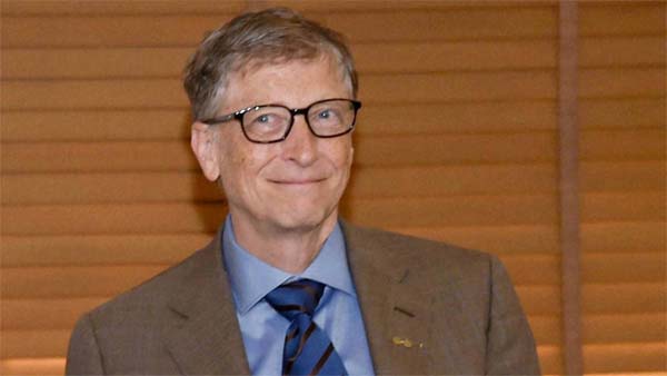 சொத்துக்களை தானமாக கொடுத்து விட்டு கடை முன்பு வரிசையில் நின்ற பில் ...