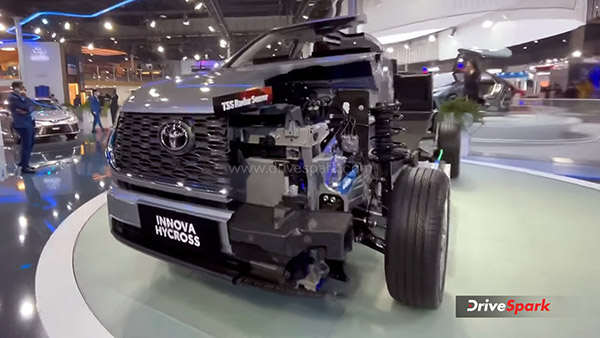 Innova Hycross Cut Out Version: காரை பாதியாக வெட்டி அதைக் கண்காட்சியில் ...