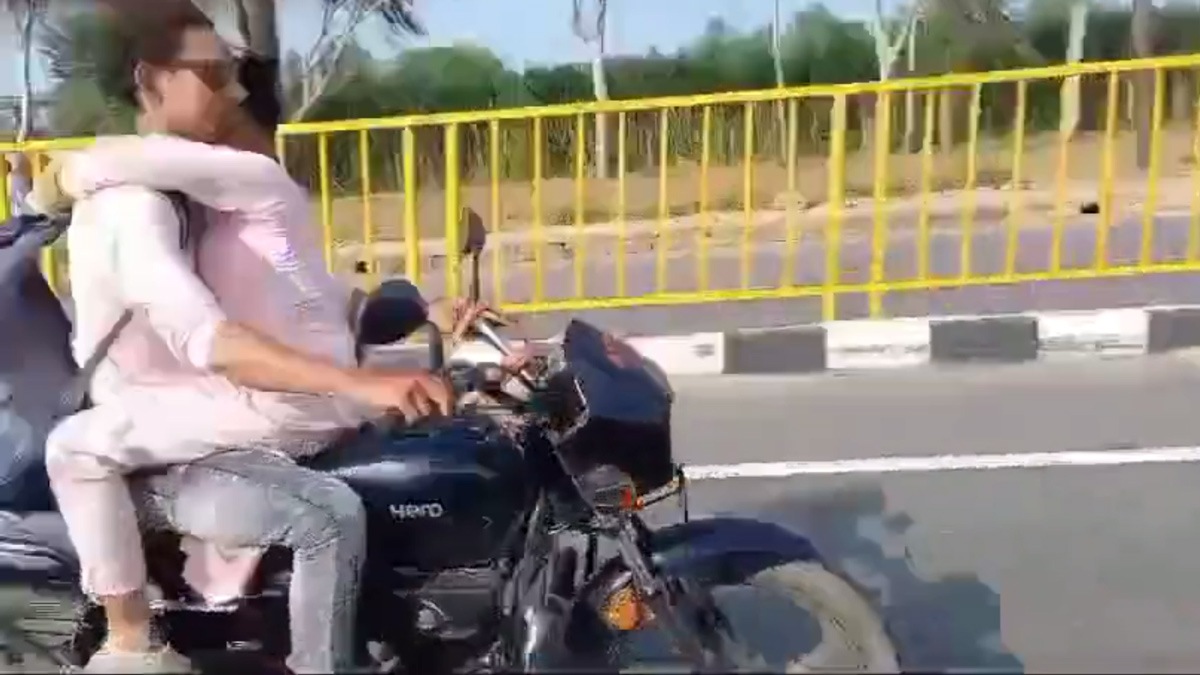 Couple On Moving Hero Splendor Bike Romance: 'அந்த' படங்களே தோத்துரும்! பைக்கை லாட்ஜ் ஆக மாற்றிய ...