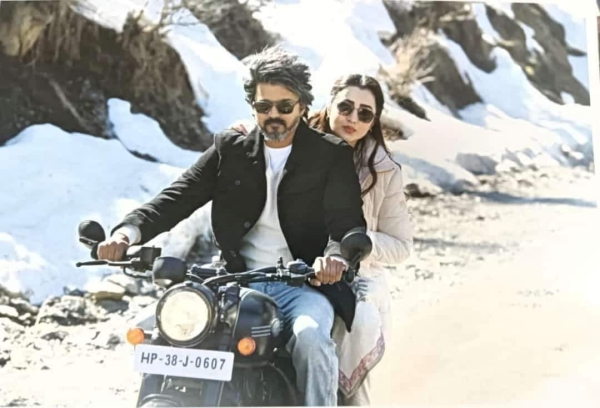 Leo Vijay in Jawa Bike - லியோ படத்தில் விஜய் ஓட்டி வரும் பைக்கை பத்தி ...