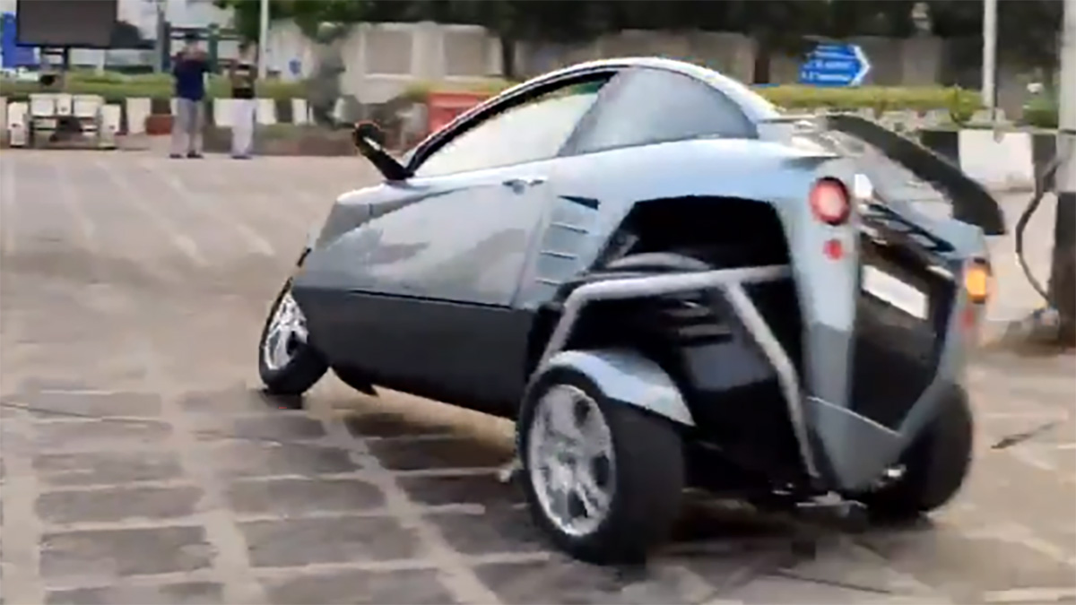 Lynx Lean Electric Tilting Car Spotted In Mumbai: இந்திய சாலைகளில் ...